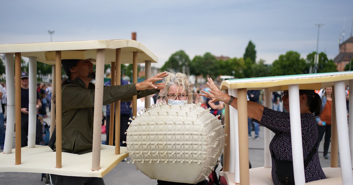 Far-right protest against lockdown restrictions; activists protest in ...