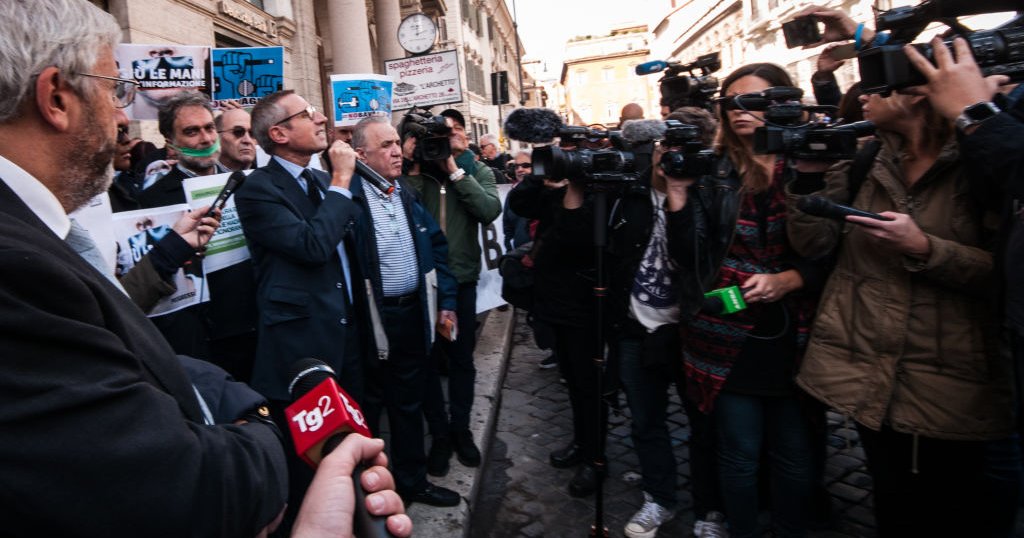 Journalists stage flash-mob protests following 5-Star Movement attacks ...