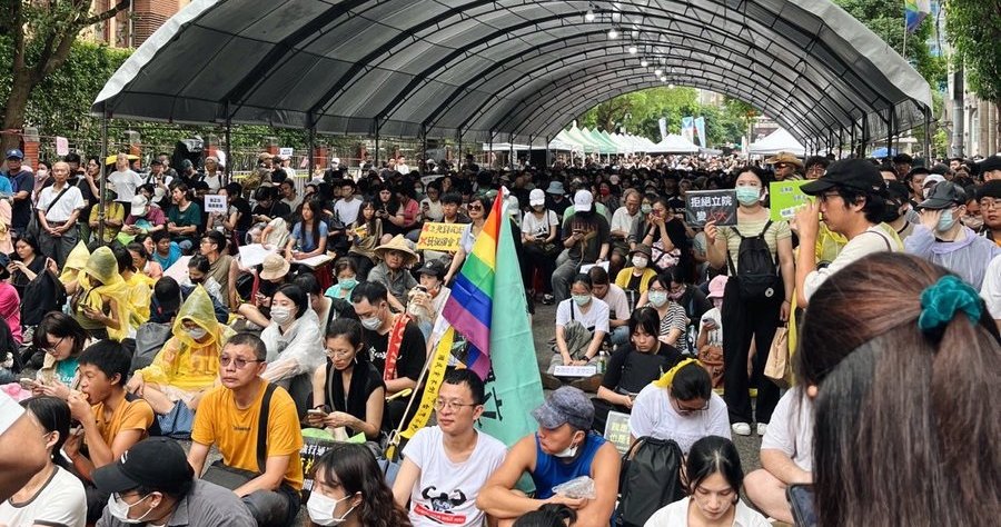 Taiwan: Country moves up press freedom rankings while demonstrations ...